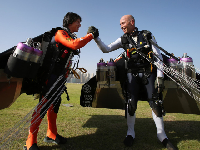 "Jetman" Yves Rossy düst mit Begleiter über Dubais Küste | 1815.ch