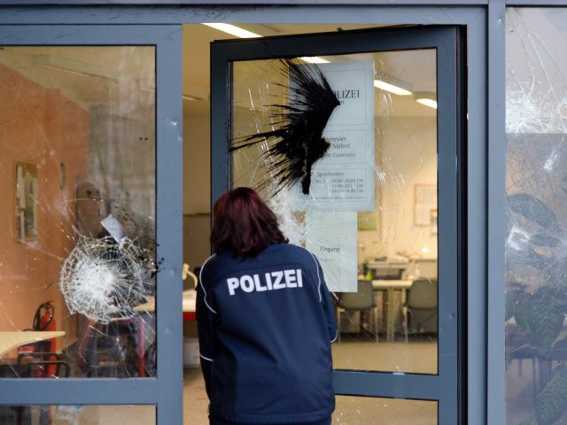 Dutzende Vermummte greifen Polizeiwache in Leipzig an | 1815.ch
