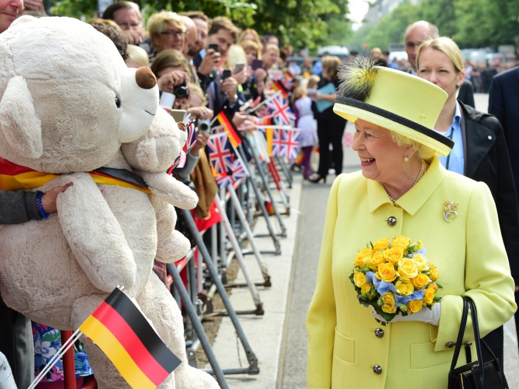 Königin Elizabeth II. beendet mit KZ-Besuch ihre Deutschland-Visite ...