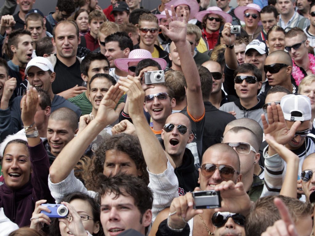 Tausende Techno-Fans überrumpeln tschechisches Dorf | 1815.ch