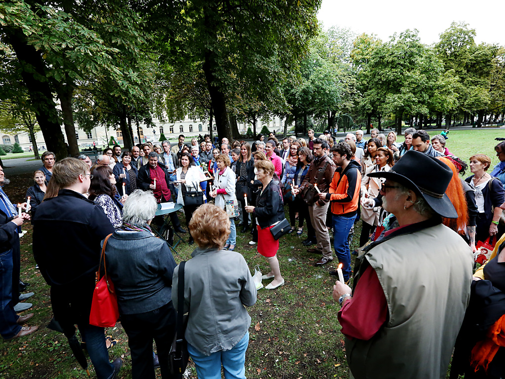 Rund 80 Menschen versammeln sich in Genf im Gedenken an Adeline | 1815.ch