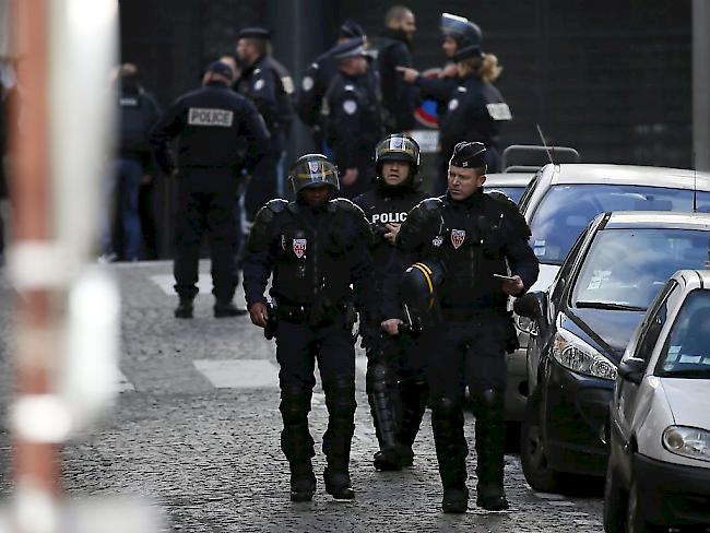 Pariser Polizei erschiesst Angreifer mit Bombenattrappe | 1815.ch