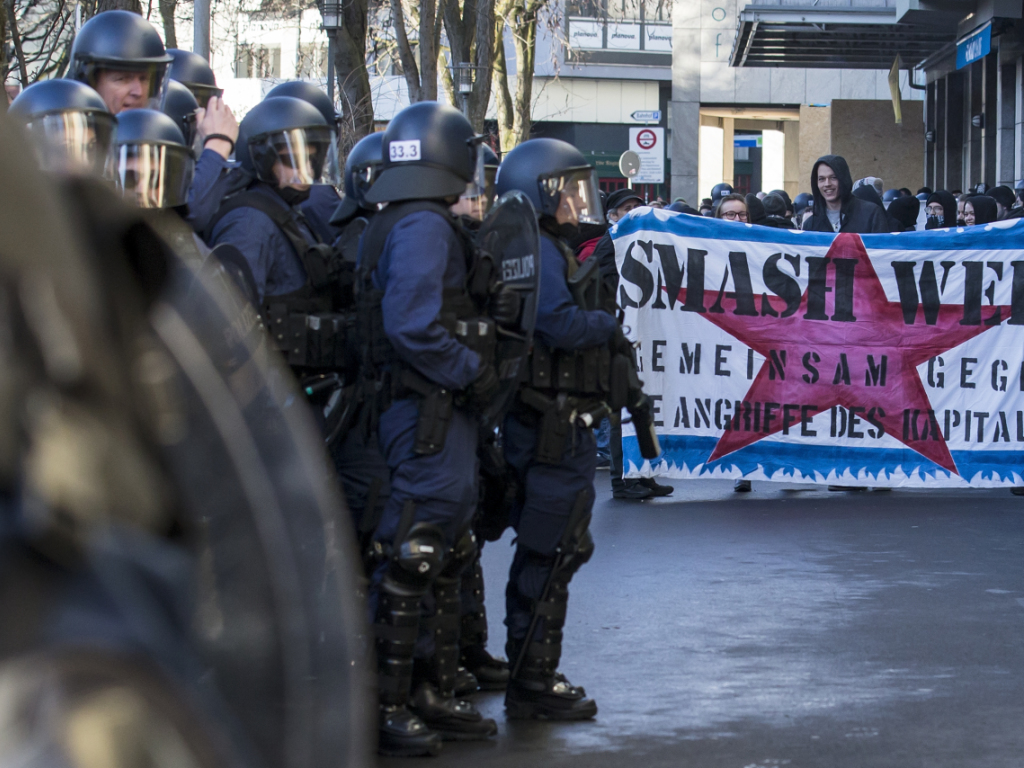 Anti-WEF-Demonstranten in der Stadt Zug eingekesselt | 1815.ch