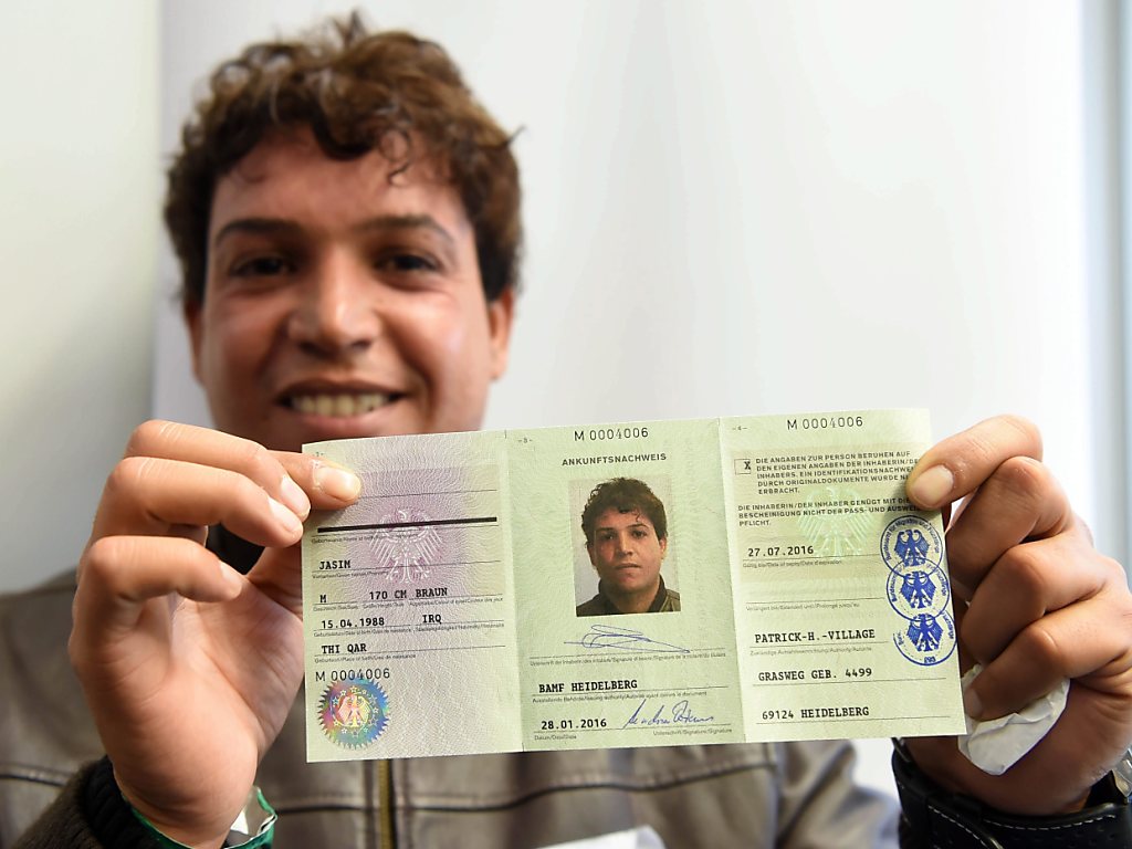 Erste Asylbewerber in Deutschland erhalten Flüchtlingsausweise | 1815.ch