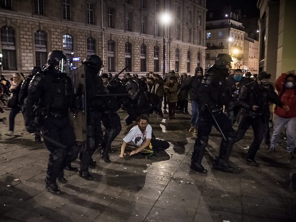 Polizei löst "Nuit debout"-Proteste in Paris gewaltsam auf | 1815.ch