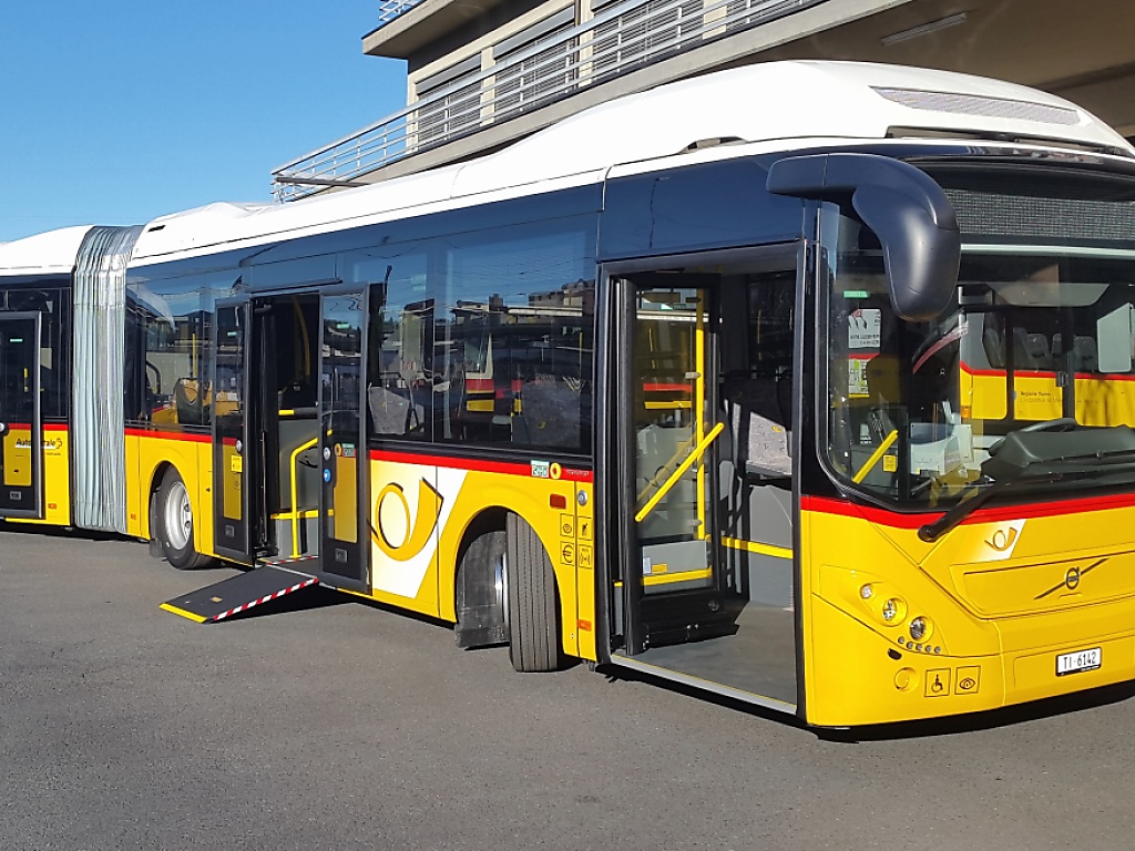 Schweizweit erster Hybrid-Gelenk-Postbus rollt durch das Südtessin ...