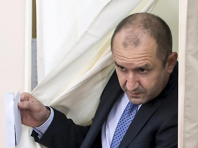 Russlandfreund gewinnt erste Runde der Präsidentenwahl in Bulgarien ...