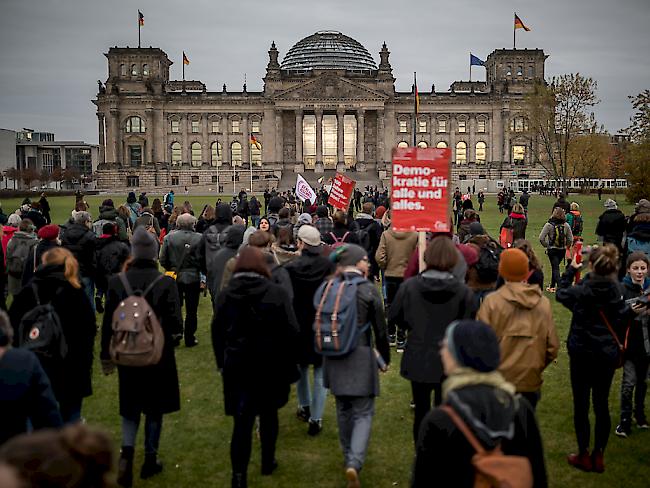 "Sturm auf den Reichstag" - Abschluss von Milo Raus "Weltparlament ...