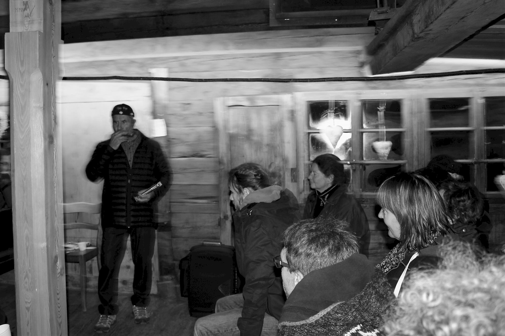 Albinen schaltet Licht aus und erzählt Sagen | 1815.ch